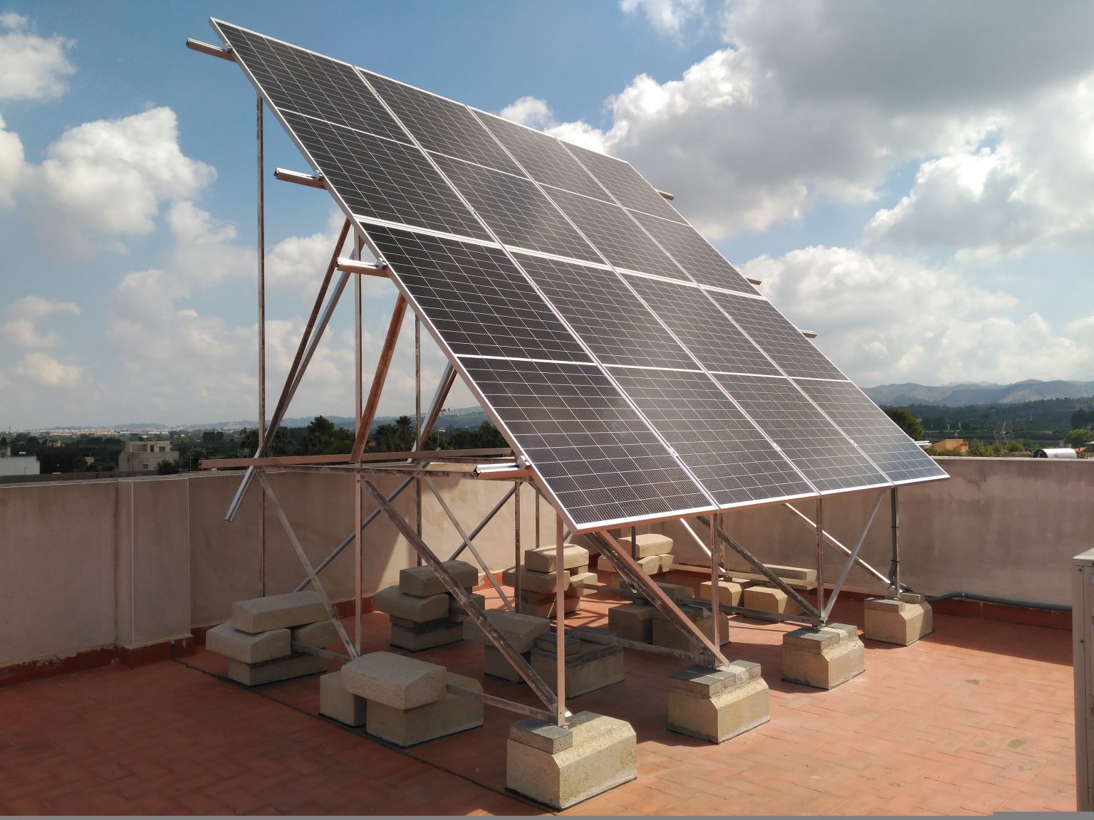 Instalación 3,24 kWp totalmente legalizada, sobre cubierta en edificio ...